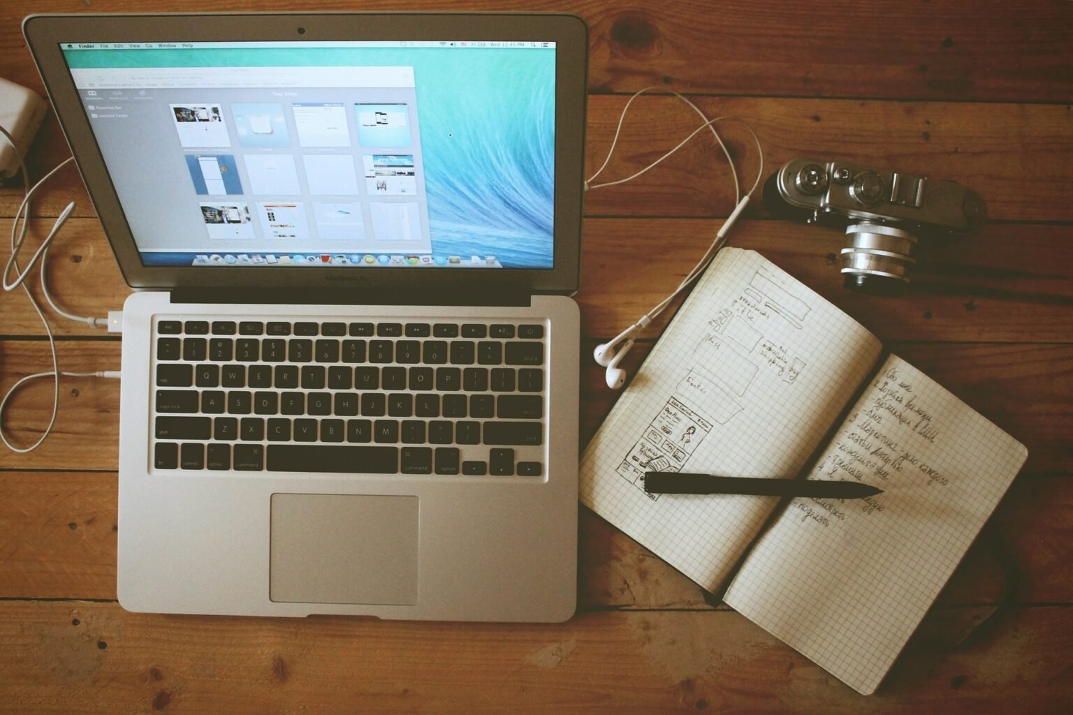 Digital creator vs blogger: What’s the difference? - LokiClub
